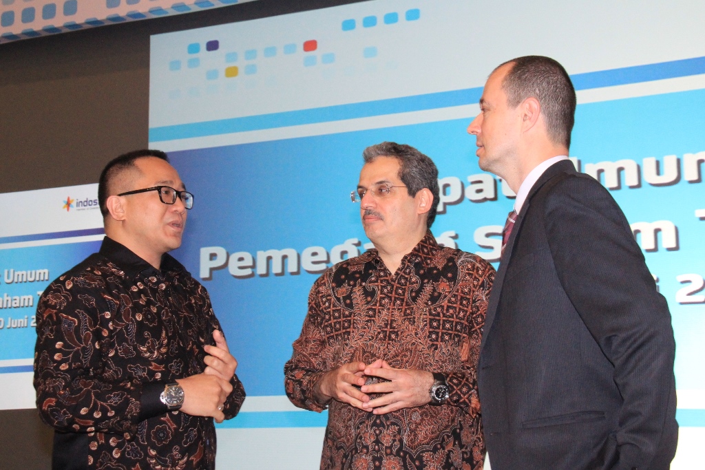 Dr Nasser Marafih, Komisaris Utama (tengah) dan Alexander Rusli ...