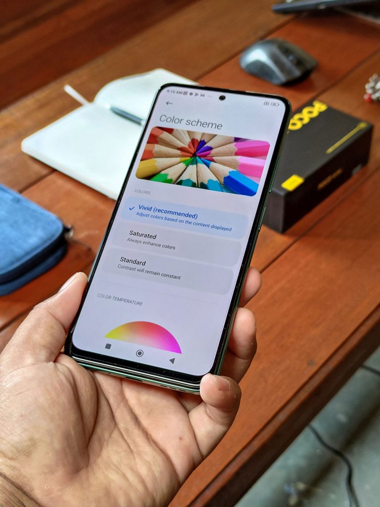 Layar-AMOLED-Cerah-120Hz-Color-Scheme - Hybrid.co.id